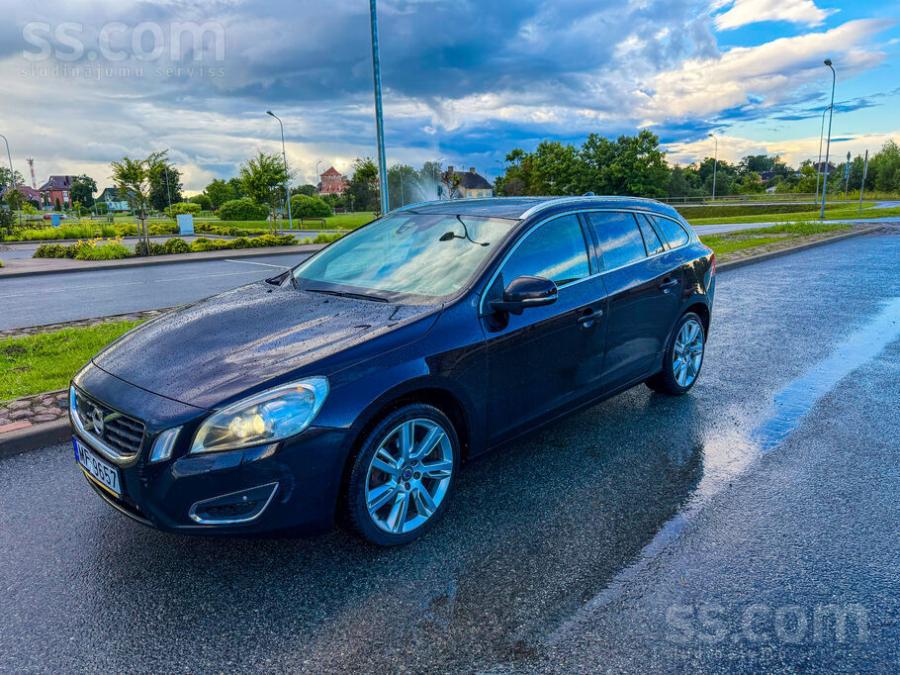 Melns Volvo V60 2011 Ogre, ar dzinēja tilpumu 2.00 L un nobraukumu 350 tūkst. km par 4500 €, foto 1 vietnē AUTOMOTO.COM.LV