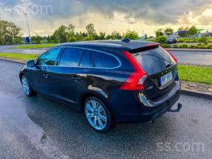 Melns Volvo V60 2011 Ogre, ar dzinēja tilpumu 2.00 L un nobraukumu 350 tūkst. km par 4500 €, foto 3 vietnē AUTOMOTO.COM.LV