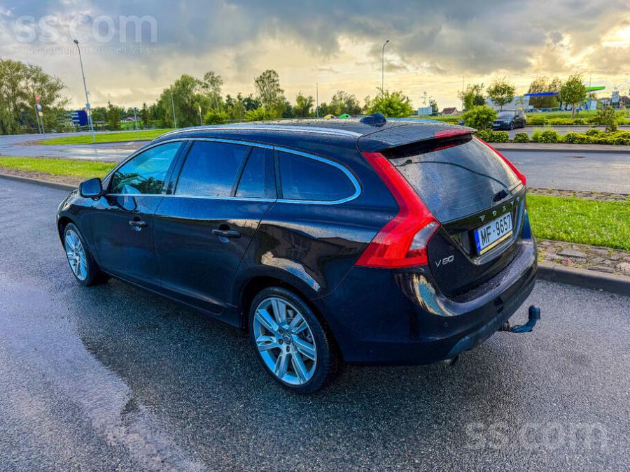 Melns Volvo V60 2011 Ogre, ar dzinēja tilpumu 2.00 L un nobraukumu 350 tūkst. km par 4500 €, foto 3 vietnē AUTOMOTO.COM.LV