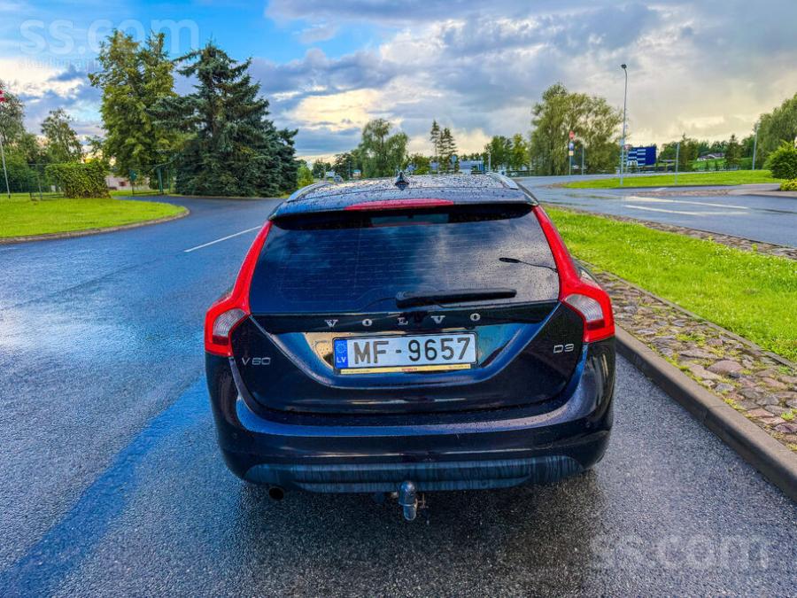 Melns Volvo V60 2011 Ogre, ar dzinēja tilpumu 2.00 L un nobraukumu 350 tūkst. km par 4500 €, foto 4 vietnē AUTOMOTO.COM.LV