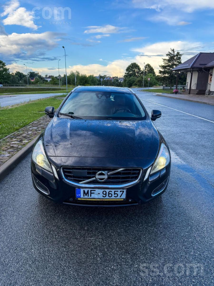 Melns Volvo V60 2011 Ogre, ar dzinēja tilpumu 2.00 L un nobraukumu 350 tūkst. km par 4500 €, foto 5 vietnē AUTOMOTO.COM.LV