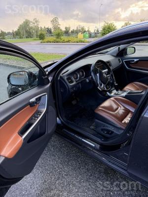 Melns Volvo V60 2011 Ogre, ar dzinēja tilpumu 2.00 L un nobraukumu 350 tūkst. km par 4500 €, foto 9 vietnē AUTOMOTO.COM.LV