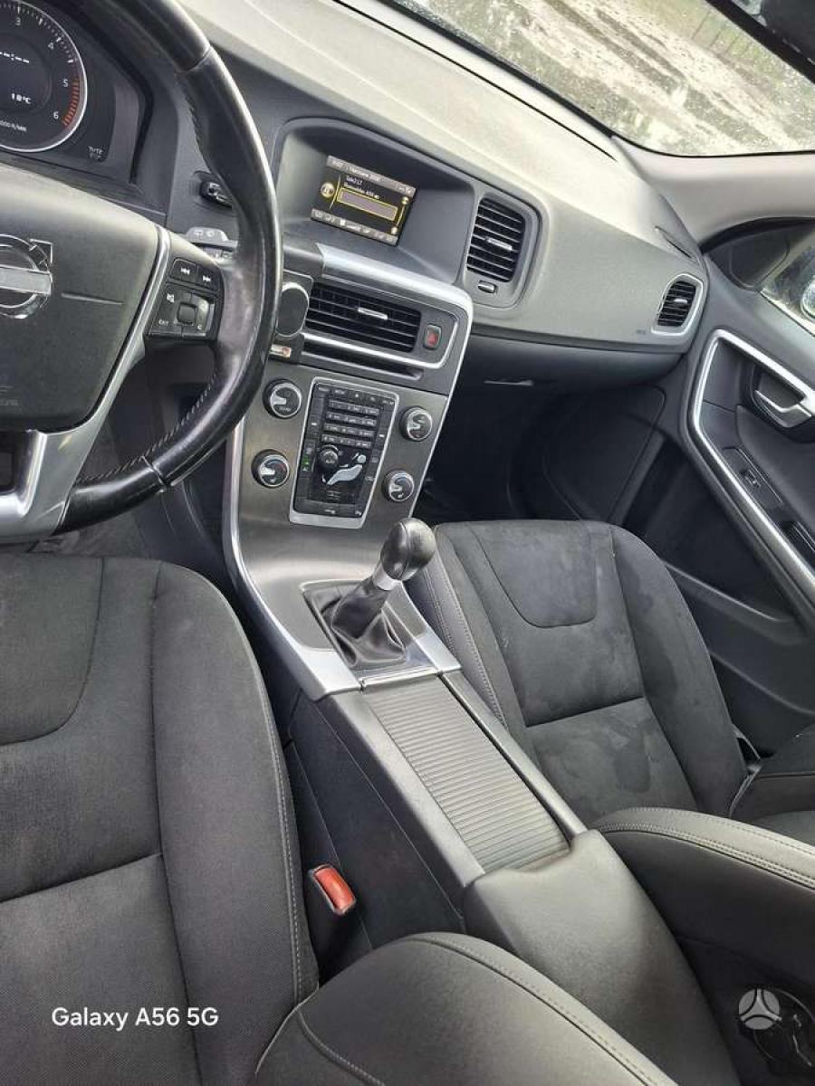 Black Volvo V60 2011 in Pasvalys, with an engine capacity of 1.56 L and mileage of 0 thousand km for 3400 €, photo 13 on AUTOMOTO.COM.LV