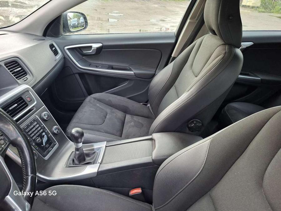 Black Volvo V60 2011 in Pasvalys, with an engine capacity of 1.56 L and mileage of 0 thousand km for 3400 €, photo 14 on AUTOMOTO.COM.LV
