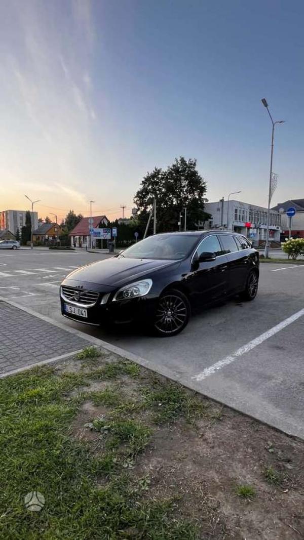 Black Volvo V60 2011 in Siauliai, with an engine capacity of 1.98 L and mileage of 355 thousand km for 4950 €, photo 1 on AUTOMOTO.COM.LV