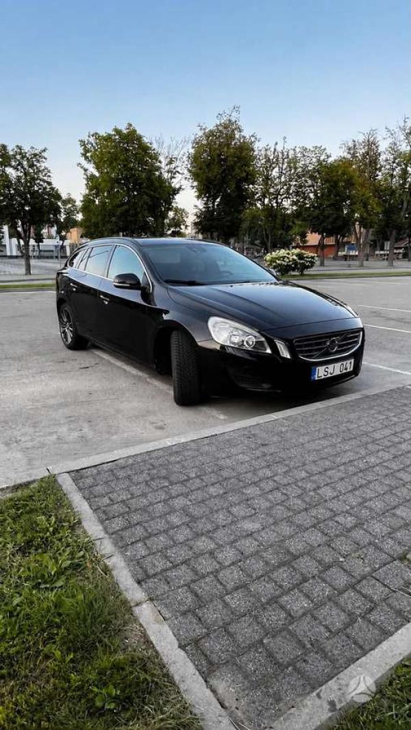 Black Volvo V60 2011 in Siauliai, with an engine capacity of 1.98 L and mileage of 355 thousand km for 4950 €, photo 2 on AUTOMOTO.COM.LV