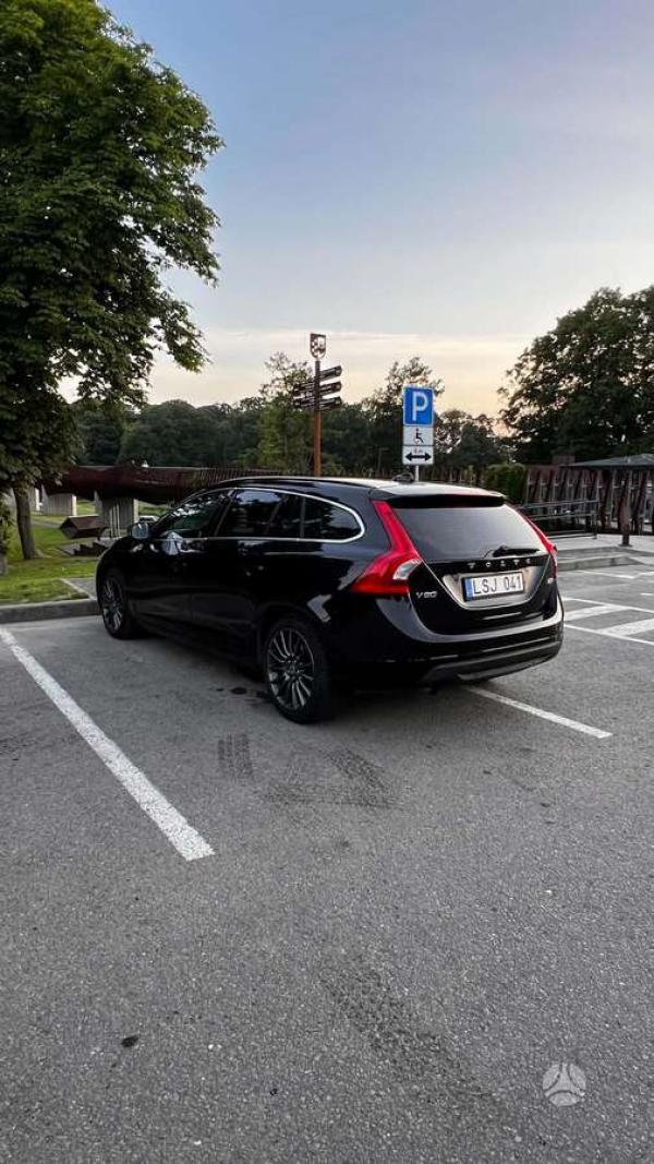 Black Volvo V60 2011 in Siauliai, with an engine capacity of 1.98 L and mileage of 355 thousand km for 4950 €, photo 3 on AUTOMOTO.COM.LV