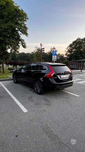 Melns Volvo V60 2011 Šauļi, ar dzinēja tilpumu 1.98 L un nobraukumu 355 tūkst. km par 4950 €, foto 4 vietnē AUTOMOTO.COM.LV