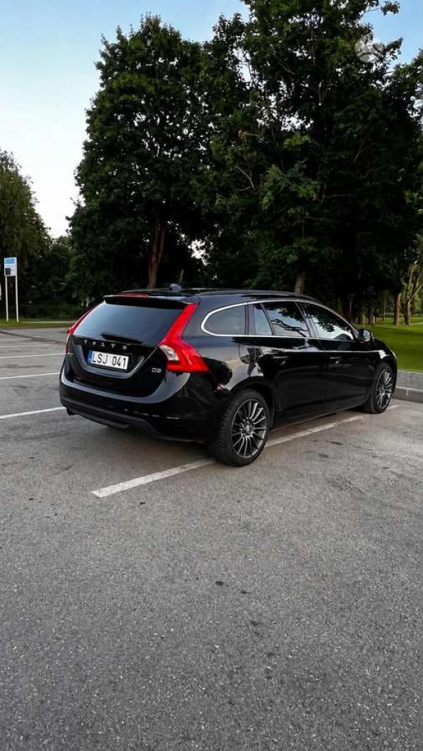 Black Volvo V60 2011 in Siauliai, with an engine capacity of 1.98 L and mileage of 355 thousand km for 4950 €, photo 4 on AUTOMOTO.COM.LV