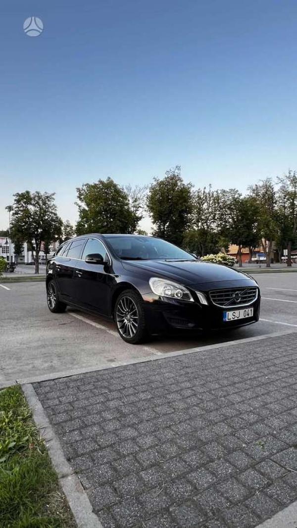 Black Volvo V60 2011 in Siauliai, with an engine capacity of 1.98 L and mileage of 355 thousand km for 4950 €, photo 5 on AUTOMOTO.COM.LV