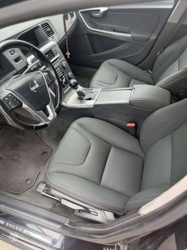 Black Volvo V60 2011 in Siauliai, with an engine capacity of 1.98 L and mileage of 355 thousand km for 4950 €, photo 6 on AUTOMOTO.COM.LV