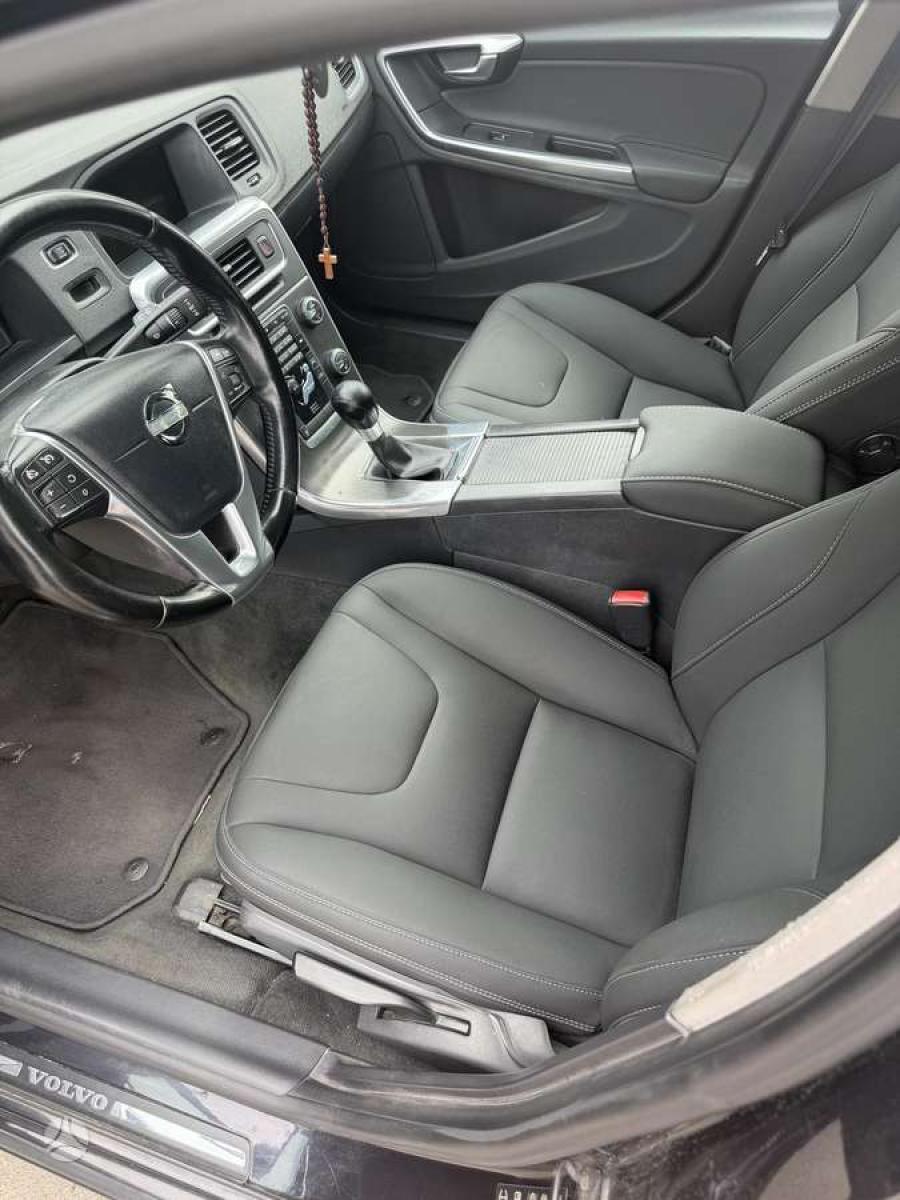 Melns Volvo V60 2011 Šauļi, ar dzinēja tilpumu 1.98 L un nobraukumu 355 tūkst. km par 4950 €, foto 7 vietnē AUTOMOTO.COM.LV
