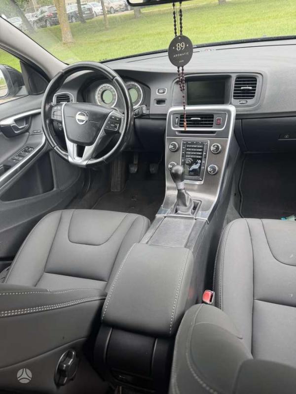 Black Volvo V60 2011 in Siauliai, with an engine capacity of 1.98 L and mileage of 355 thousand km for 4950 €, photo 7 on AUTOMOTO.COM.LV
