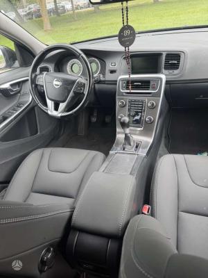 Melns Volvo V60 2011 Šauļi, ar dzinēja tilpumu 1.98 L un nobraukumu 355 tūkst. km par 4950 €, foto 8 vietnē AUTOMOTO.COM.LV