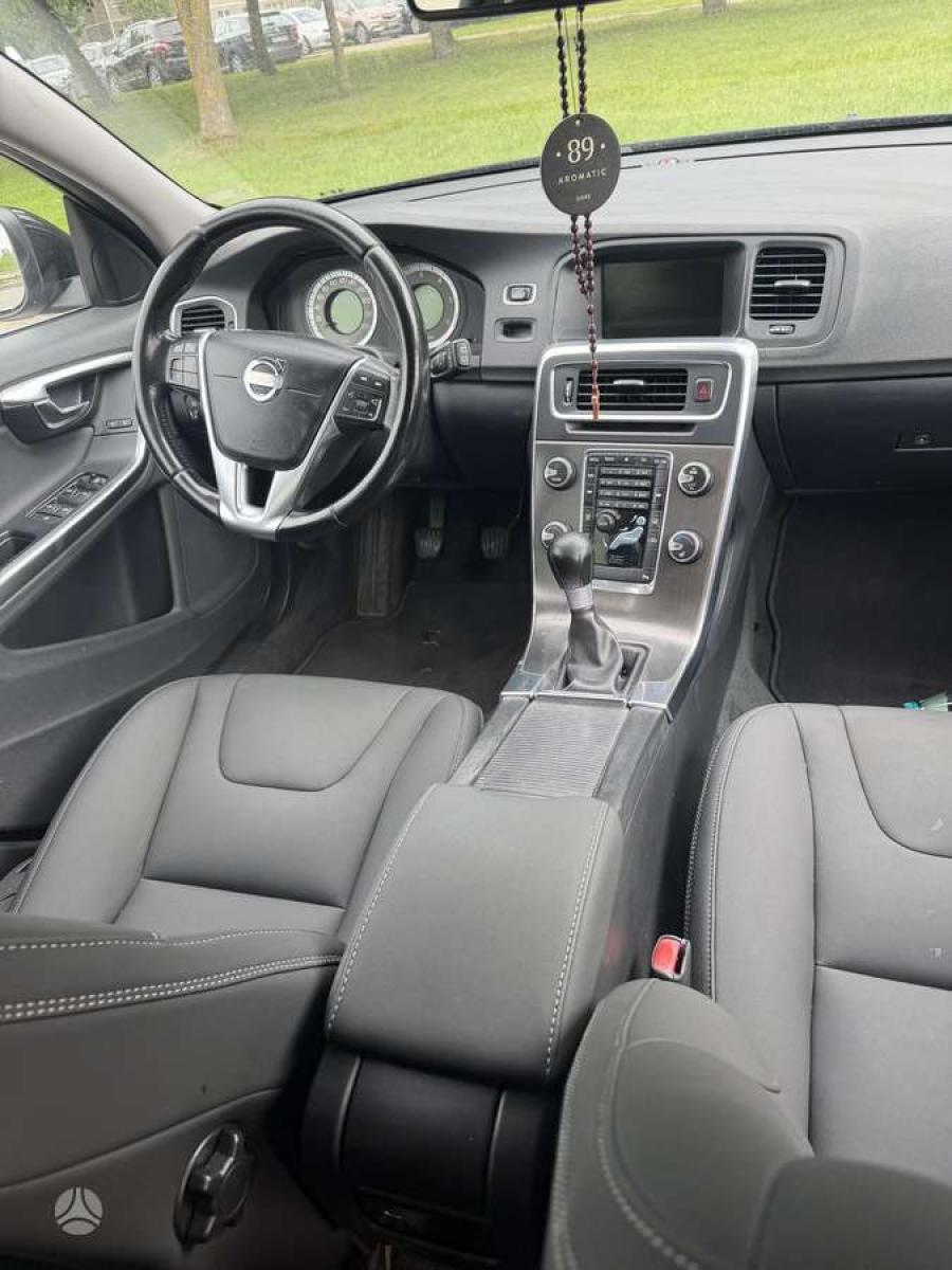 Melns Volvo V60 2011 Šauļi, ar dzinēja tilpumu 1.98 L un nobraukumu 355 tūkst. km par 4950 €, foto 8 vietnē AUTOMOTO.COM.LV