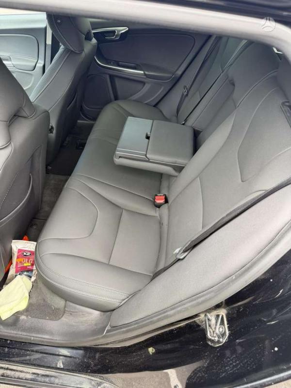 Black Volvo V60 2011 in Siauliai, with an engine capacity of 1.98 L and mileage of 355 thousand km for 4950 €, photo 8 on AUTOMOTO.COM.LV