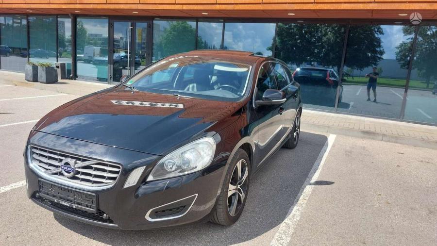 Melns Volvo V60 2011 Kauņa, ar dzinēja tilpumu 1.98 L un nobraukumu 280 tūkst. km par 4190 €, foto 1 vietnē AUTOMOTO.COM.LV