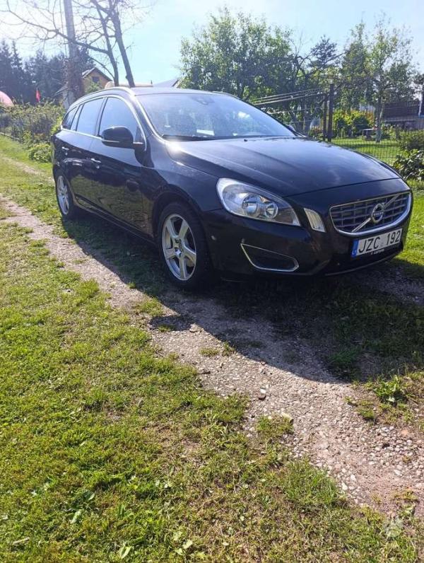 Black Volvo V60 2011 in Siauliai, with an engine capacity of 1.56 L and mileage of 223 thousand km for 4550 €, photo 1 on AUTOMOTO.COM.LV