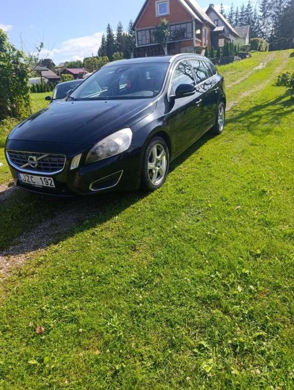 Black Volvo V60 2011 in Siauliai, with an engine capacity of 1.56 L and mileage of 223 thousand km for 4550 €, photo 2 on AUTOMOTO.COM.LV