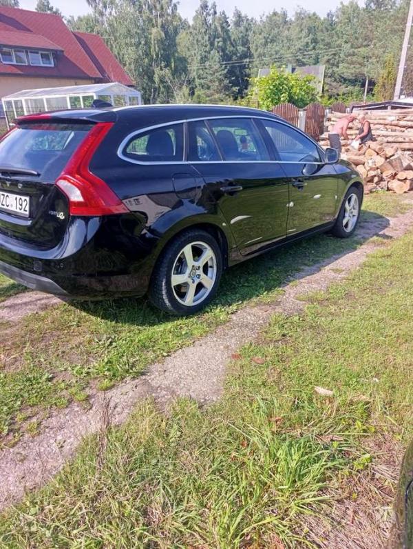 Black Volvo V60 2011 in Siauliai, with an engine capacity of 1.56 L and mileage of 223 thousand km for 4550 €, photo 4 on AUTOMOTO.COM.LV