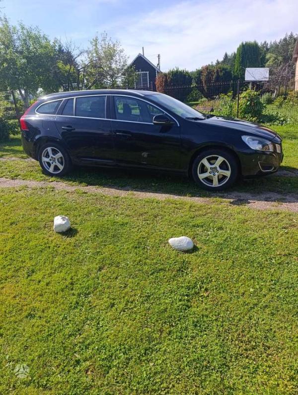 Black Volvo V60 2011 in Siauliai, with an engine capacity of 1.56 L and mileage of 223 thousand km for 4550 €, photo 5 on AUTOMOTO.COM.LV
