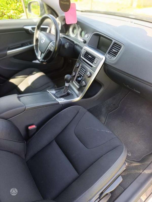 Black Volvo V60 2011 in Siauliai, with an engine capacity of 1.56 L and mileage of 223 thousand km for 4550 €, photo 6 on AUTOMOTO.COM.LV