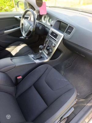 Black Volvo V60 2011 in Siauliai, with an engine capacity of 1.56 L and mileage of 223 thousand km for 4550 €, photo 7 on AUTOMOTO.COM.LV