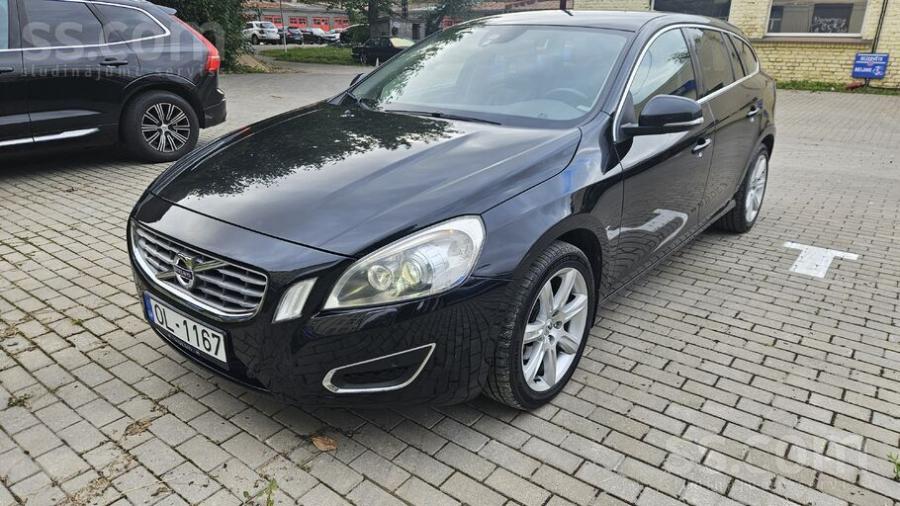 Black Volvo V60 2011 in Riga, with an engine capacity of 2.00 L and mileage of 312 thousand km for 6500 €, photo 1 on AUTOMOTO.COM.LV