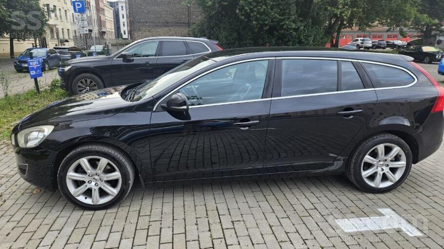 Black Volvo V60 2011 in Riga, with an engine capacity of 2.00 L and mileage of 312 thousand km for 6500 €, photo 3 on AUTOMOTO.COM.LV