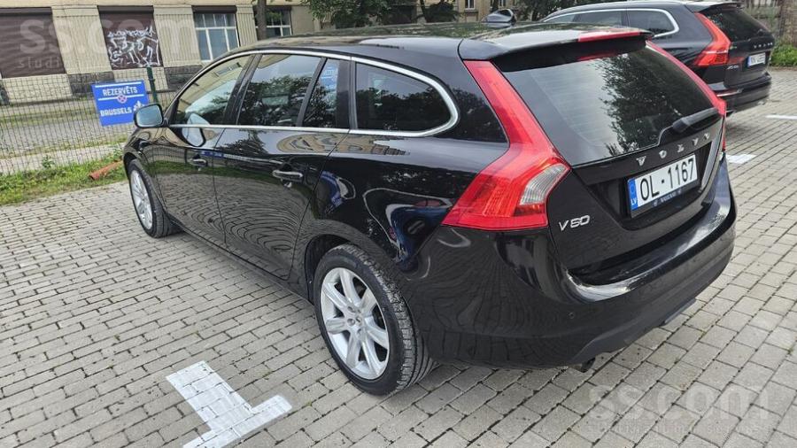 Black Volvo V60 2011 in Riga, with an engine capacity of 2.00 L and mileage of 312 thousand km for 6500 €, photo 4 on AUTOMOTO.COM.LV