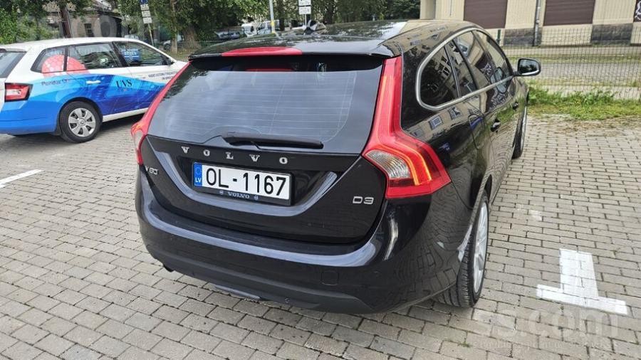 Black Volvo V60 2011 in Riga, with an engine capacity of 2.00 L and mileage of 312 thousand km for 6500 €, photo 5 on AUTOMOTO.COM.LV