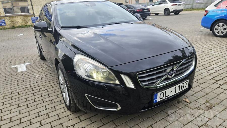 Black Volvo V60 2011 in Riga, with an engine capacity of 2.00 L and mileage of 312 thousand km for 6500 €, photo 8 on AUTOMOTO.COM.LV