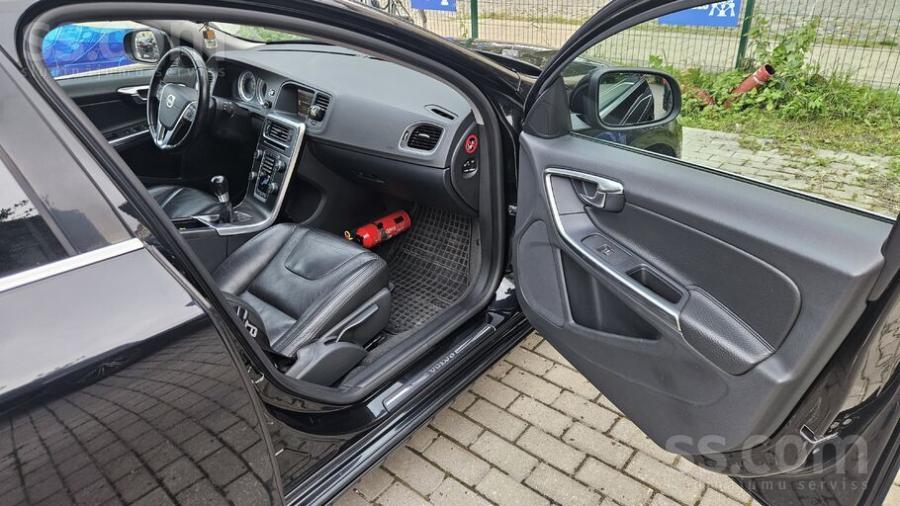 Black Volvo V60 2011 in Riga, with an engine capacity of 2.00 L and mileage of 312 thousand km for 6500 €, photo 9 on AUTOMOTO.COM.LV