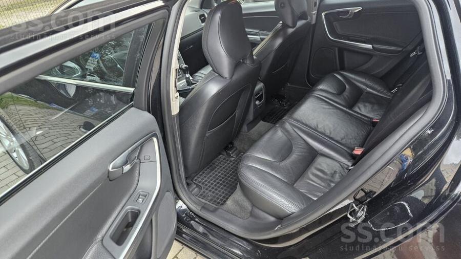 Black Volvo V60 2011 in Riga, with an engine capacity of 2.00 L and mileage of 312 thousand km for 6500 €, photo 12 on AUTOMOTO.COM.LV