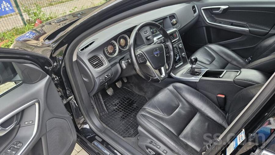Black Volvo V60 2011 in Riga, with an engine capacity of 2.00 L and mileage of 312 thousand km for 6500 €, photo 13 on AUTOMOTO.COM.LV