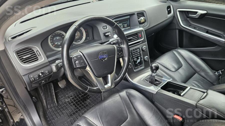 Black Volvo V60 2011 in Riga, with an engine capacity of 2.00 L and mileage of 312 thousand km for 6500 €, photo 14 on AUTOMOTO.COM.LV