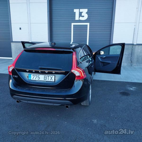 Melns Volvo V60 2011 Pērnava, ar dzinēja tilpumu 2.40 L un nobraukumu 301 tūkst. km par 6000 €, foto 3 vietnē AUTOMOTO.COM.LV