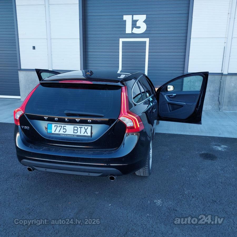 Melns Volvo V60 2011 Pērnava, ar dzinēja tilpumu 2.40 L un nobraukumu 301 tūkst. km par 6000 €, foto 4 vietnē AUTOMOTO.COM.LV