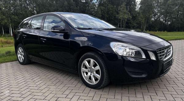 Melns Volvo V60 2011 Utena, ar dzinēja tilpumu 1.60 L un nobraukumu 331 tūkst. km par 3750 €, foto 5 vietnē AUTOMOTO.COM.LV