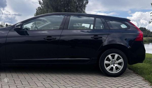 Melns Volvo V60 2011 Utena, ar dzinēja tilpumu 1.60 L un nobraukumu 331 tūkst. km par 3750 €, foto 8 vietnē AUTOMOTO.COM.LV