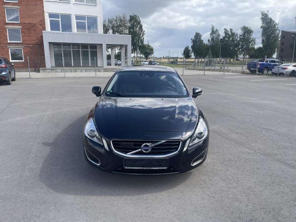 Black Volvo V60 2011 in Marijampole, with an engine capacity of 2.40 L and mileage of 282 thousand km for 5800 €, photo 2 on AUTOMOTO.COM.LV