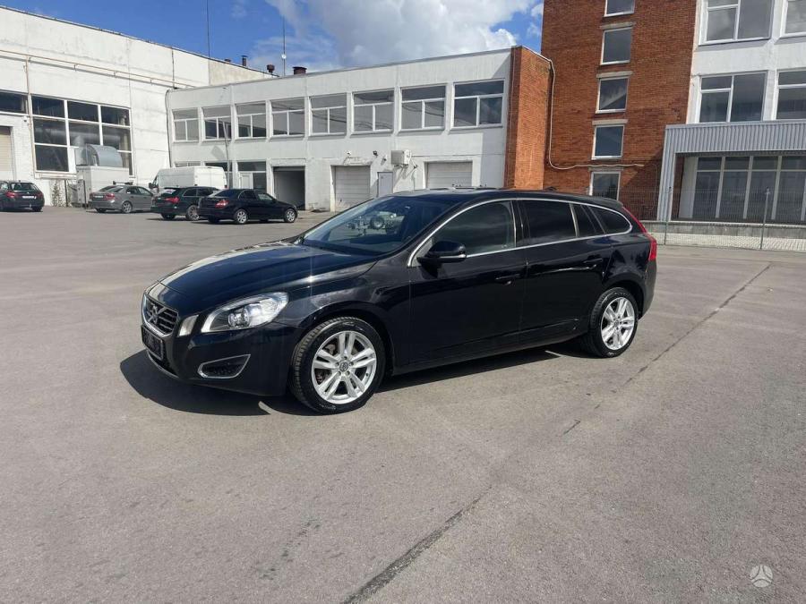 Melns Volvo V60 2011 Marijampole, ar dzinēja tilpumu 2.40 L un nobraukumu 282 tūkst. km par 5800 €, foto 5 vietnē AUTOMOTO.COM.LV
