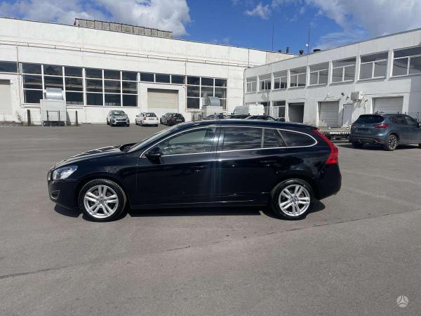Black Volvo V60 2011 in Marijampole, with an engine capacity of 2.40 L and mileage of 282 thousand km for 5800 €, photo 5 on AUTOMOTO.COM.LV