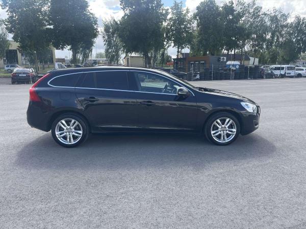 Black Volvo V60 2011 in Marijampole, with an engine capacity of 2.40 L and mileage of 282 thousand km for 5800 €, photo 6 on AUTOMOTO.COM.LV