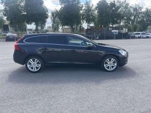 Melns Volvo V60 2011 Marijampole, ar dzinēja tilpumu 2.40 L un nobraukumu 282 tūkst. km par 5800 €, foto 7 vietnē AUTOMOTO.COM.LV
