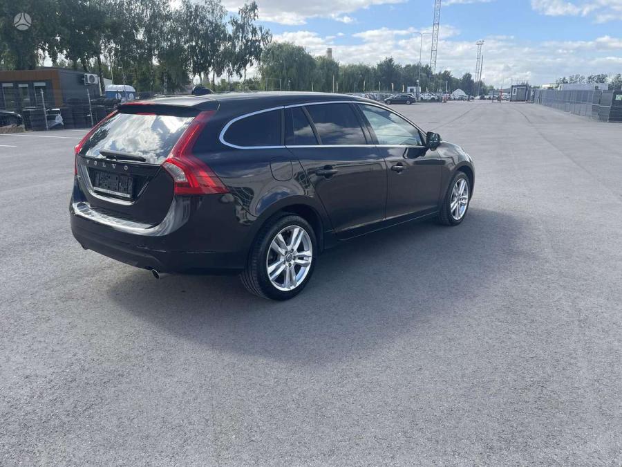 Melns Volvo V60 2011 Marijampole, ar dzinēja tilpumu 2.40 L un nobraukumu 282 tūkst. km par 5800 €, foto 8 vietnē AUTOMOTO.COM.LV