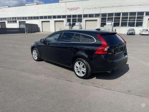 Melns Volvo V60 2011 Marijampole, ar dzinēja tilpumu 2.40 L un nobraukumu 282 tūkst. km par 5800 €, foto 9 vietnē AUTOMOTO.COM.LV