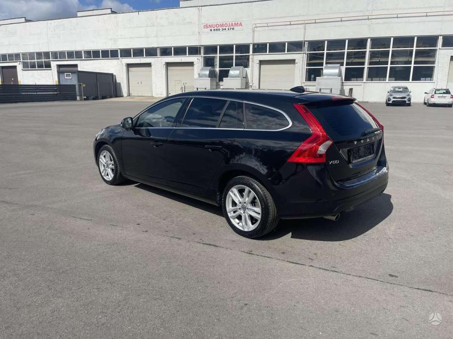 Melns Volvo V60 2011 Marijampole, ar dzinēja tilpumu 2.40 L un nobraukumu 282 tūkst. km par 5800 €, foto 9 vietnē AUTOMOTO.COM.LV