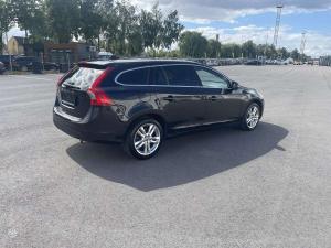 Melns Volvo V60 2011 Marijampole, ar dzinēja tilpumu 2.40 L un nobraukumu 282 tūkst. km par 5800 €, foto 11 vietnē AUTOMOTO.COM.LV