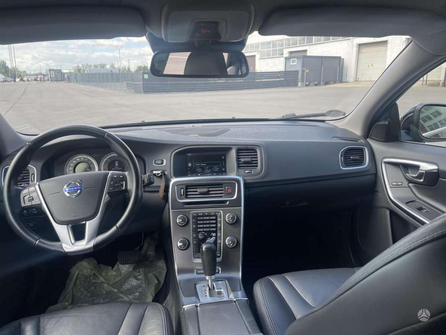 Melns Volvo V60 2011 Marijampole, ar dzinēja tilpumu 2.40 L un nobraukumu 282 tūkst. km par 5800 €, foto 12 vietnē AUTOMOTO.COM.LV